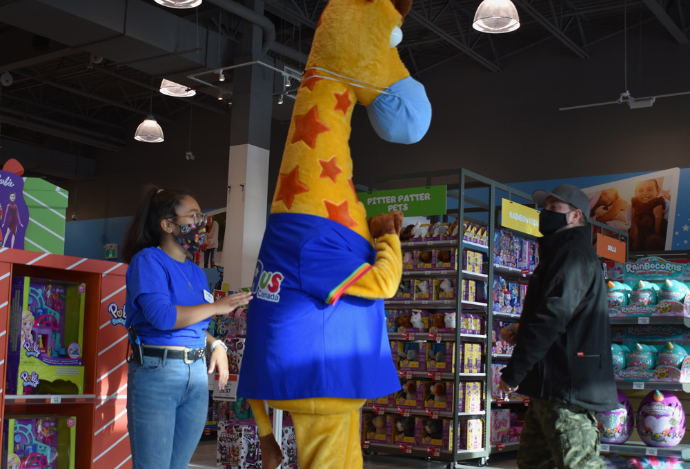 Toys R Us CEO Says It’s Actually Good Business to Open a Bricks ...